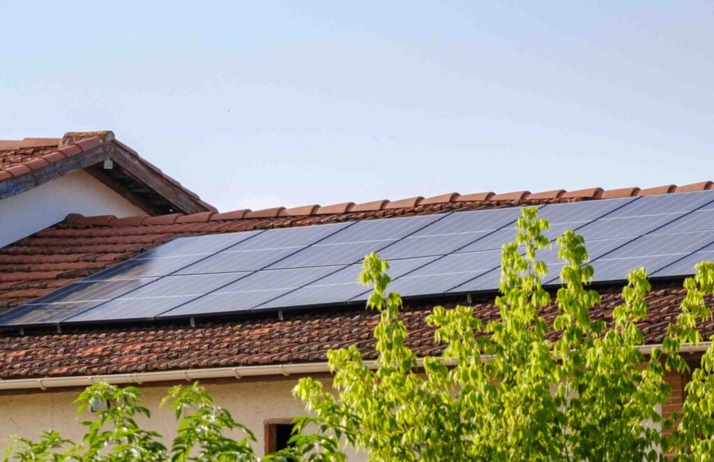 Tuile solaire photovoltaïque : ses avantages et ses inconvénients